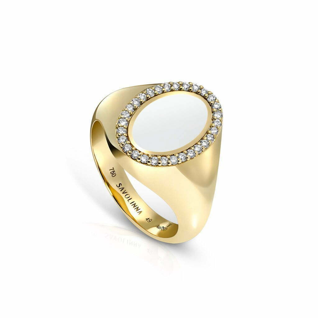 Elegant Oval Signet Ring in 18K Yellow Gold